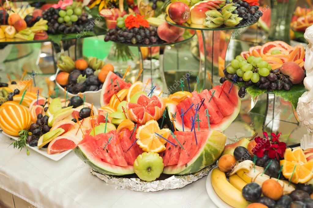 Buffet auténtico, surtido de frutas frescas, bayas y cítricos ...