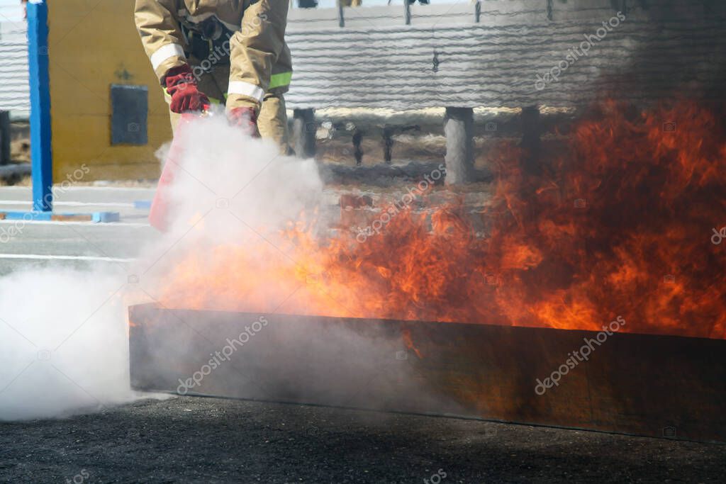 Apagando un gran incendio. Un bombero profesional con un traje especial ...