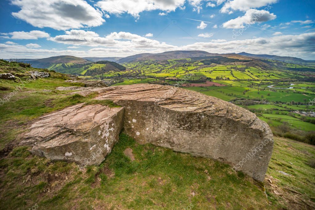 Vista sobre el valle de Usk a Brecon Beacons desde Allt yr esgair ...