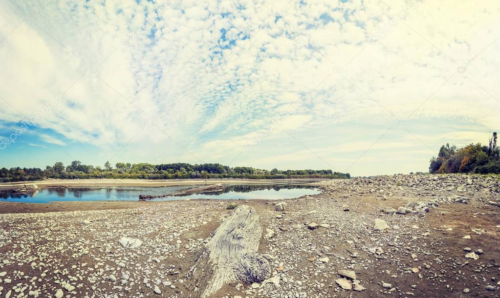 vista panorámica de un río seco en verano 2025