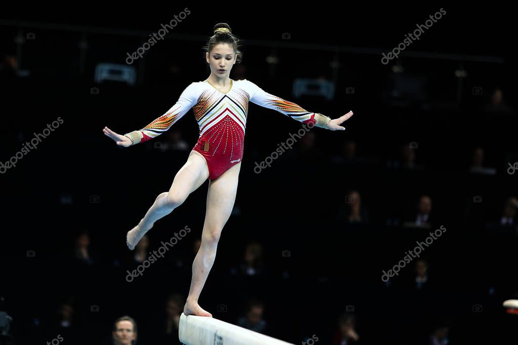 Szczecin, Polonia, 11 de abril de 2019: El gimnasta belga Fien Enghels ...