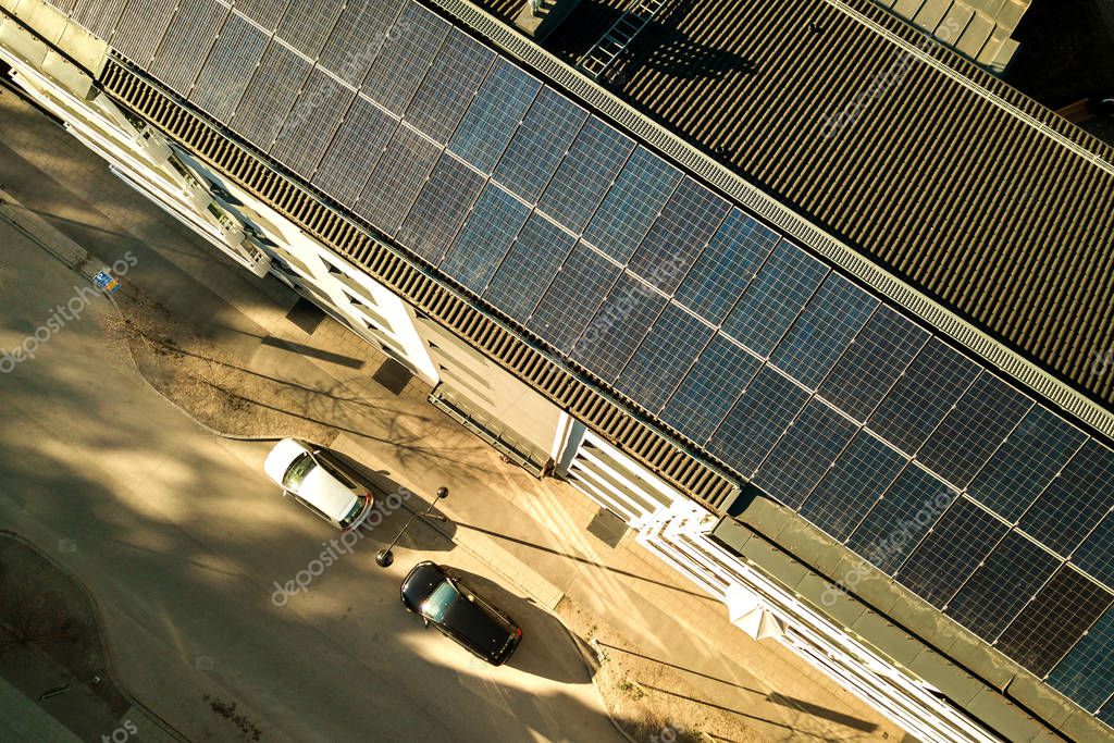 Vista aérea de paneles fotovoltaicos solares en una azotea de un bloque ...