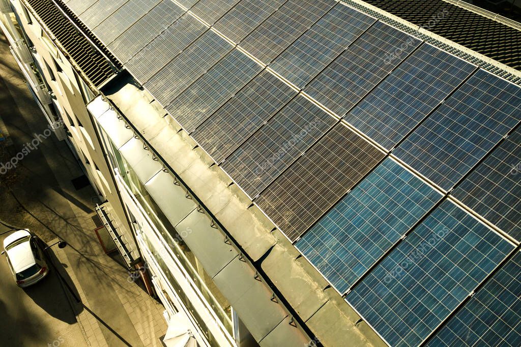 Vista aérea de paneles fotovoltaicos solares en una azotea de un bloque ...