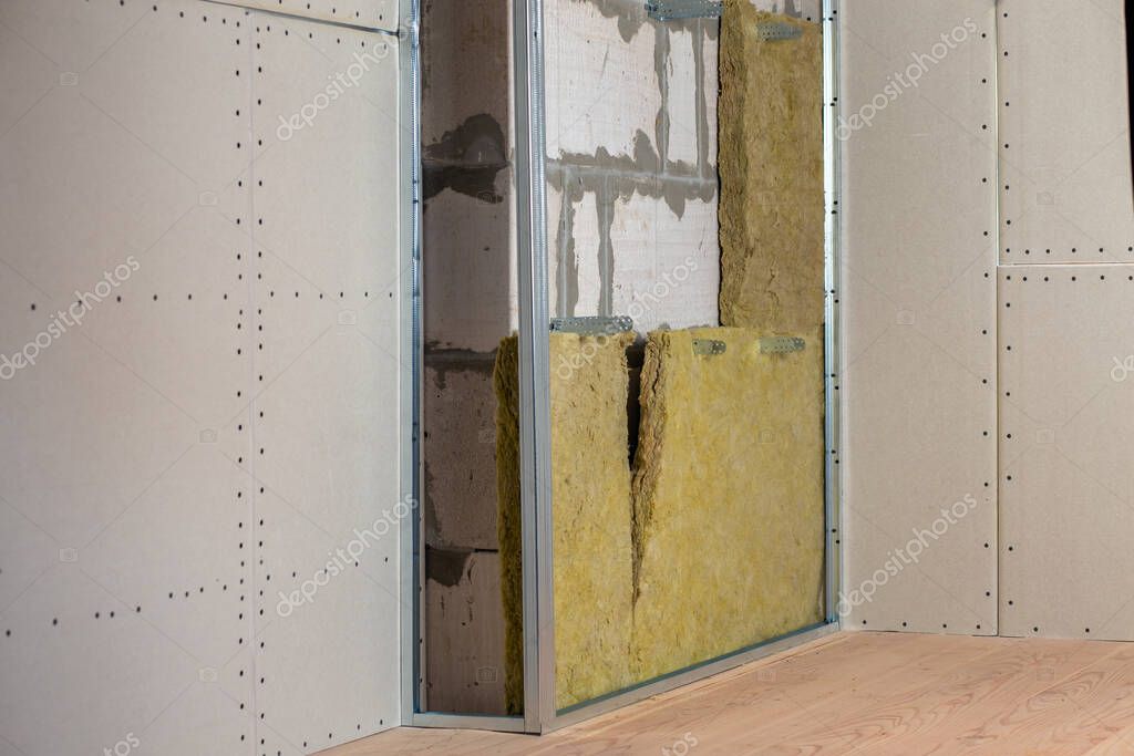 Pared de una habitación en remodelación con aislamiento de lana de roca ...
