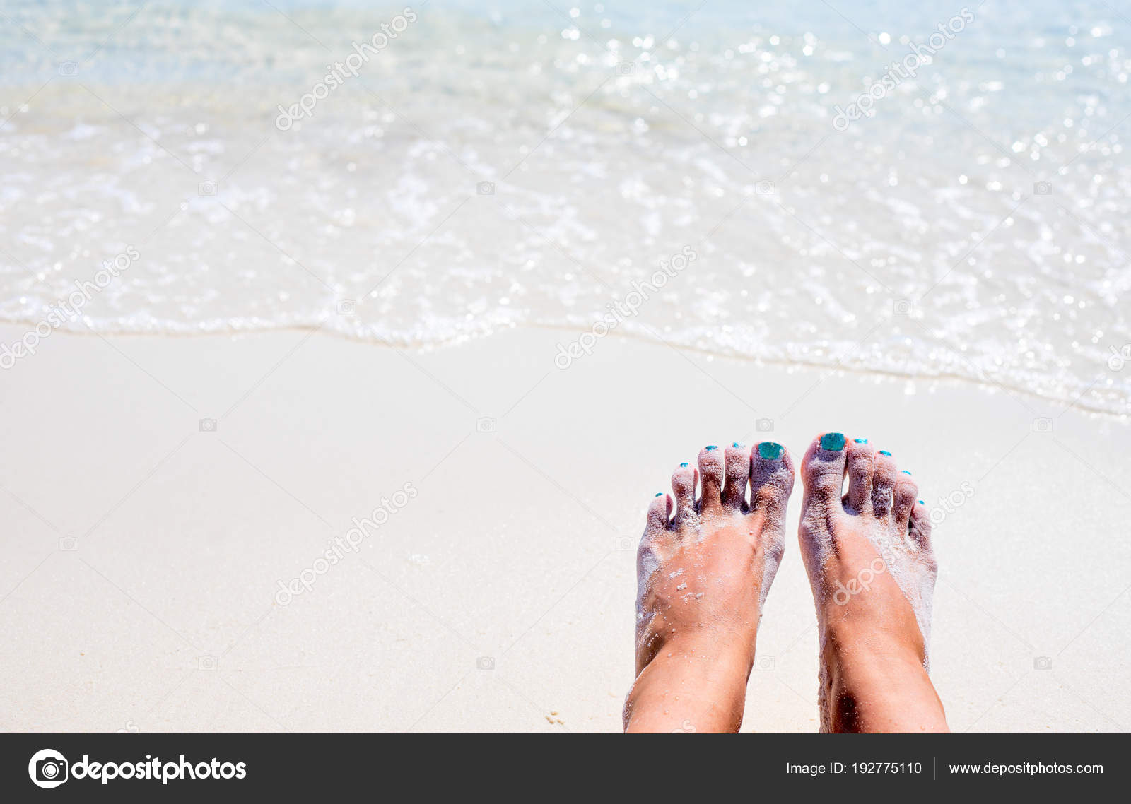 Woman Feet On Hot Sunny Beach Relaxed Barefoot Tourist By Sea Seaside Banner Template — Stock