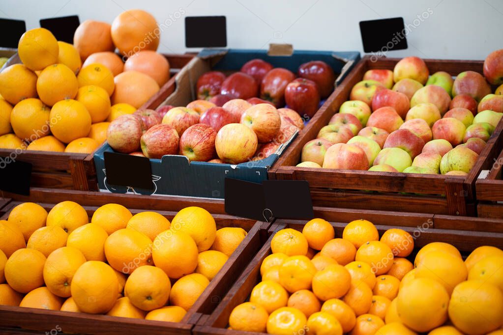 Estante en la tienda de verduras con diferentes tipos de frutas 2023