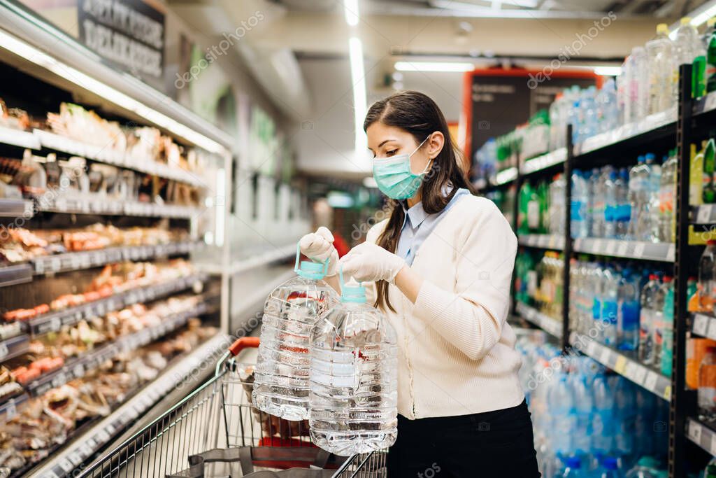 Mujer Con Máscara De Compras Seguras De Comestibles En Medio De La