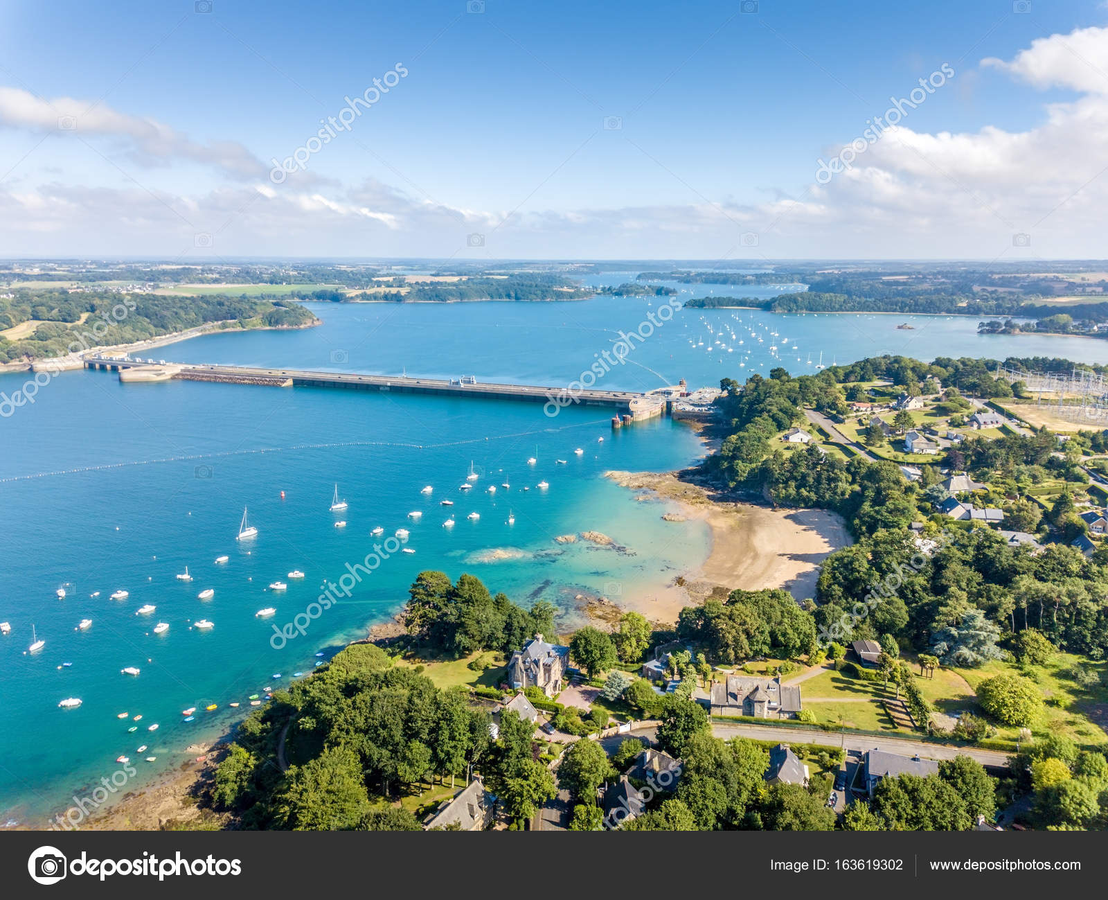 Vista aérea de Barrage de la Rance en Bretaña cerca de Saint Malo, Tidal energy — Foto de stock ...