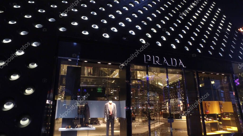 Prada - Tiendas exclusivas en Crystals - un moderno centro comercial en ...