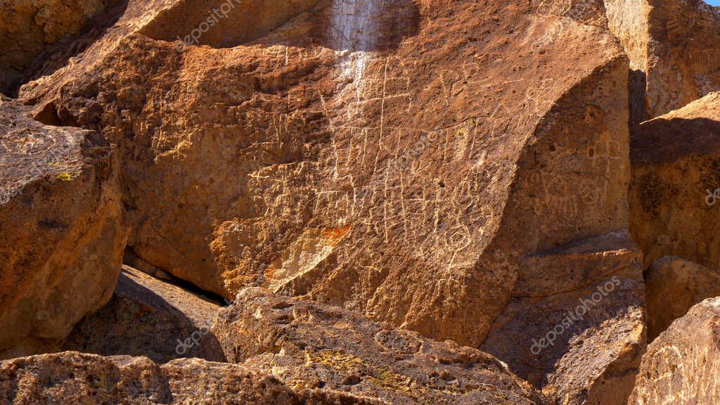 Antiguos petroglifos en el valle de Chalfant en la Sierra Oriental 2024