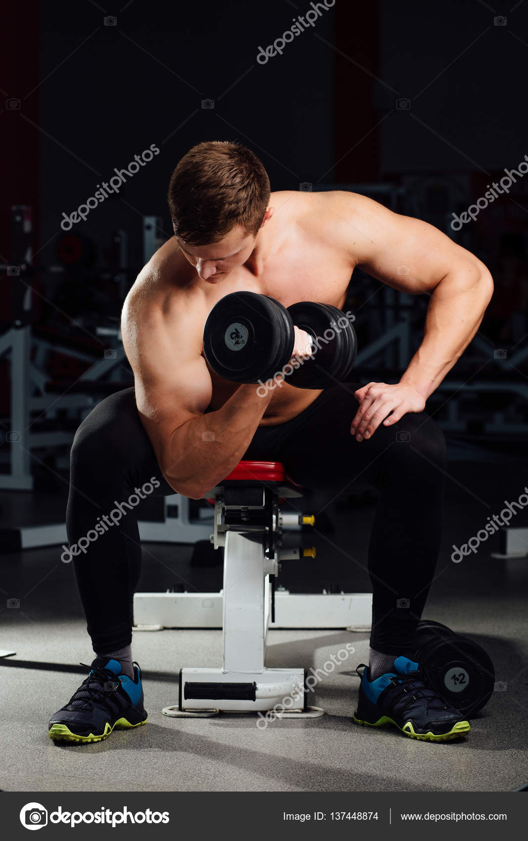 Bodybuilder professionnel faire des exercices pour biceps assis sur le ...