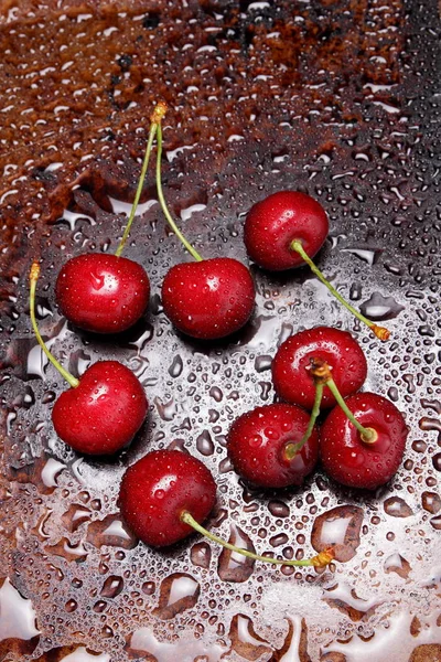 Fotos de Cherries in water splashes, Imagens de Cherries in water ...