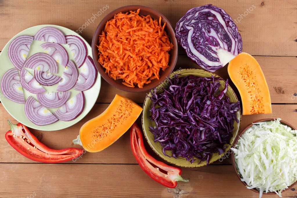 Verduras surtidas sobre un fondo de madera, col morada y verde ...