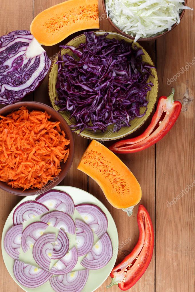 Verduras surtidas sobre un fondo de madera, col morada y verde ...