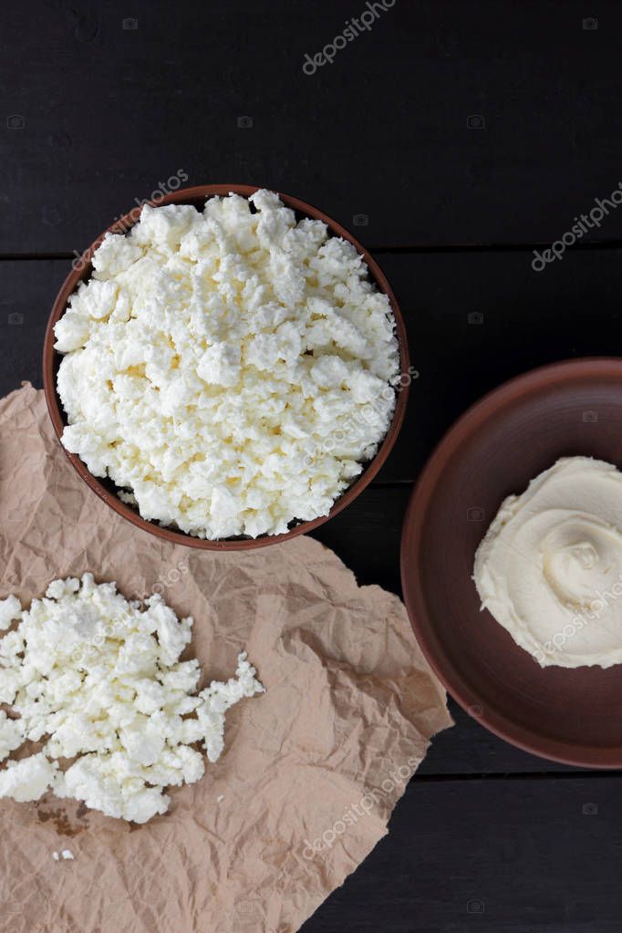 Queso, requesón fresco y crema agria en loza, cuajada de cabra sobre ...