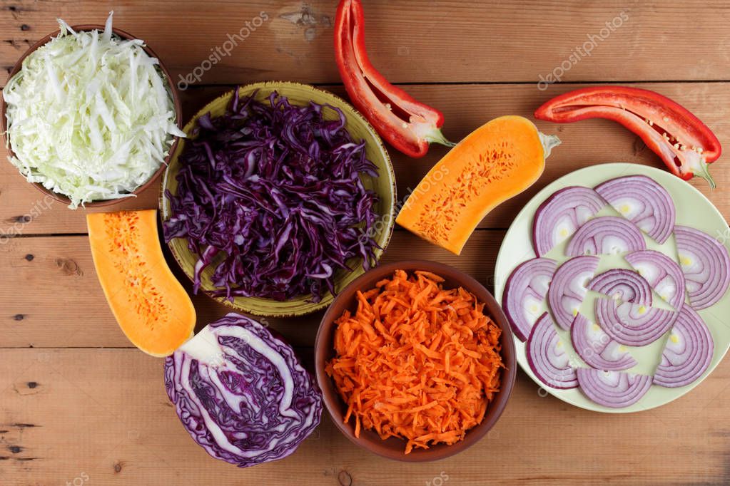 Verduras surtidas sobre un fondo de madera, col morada y verde ...