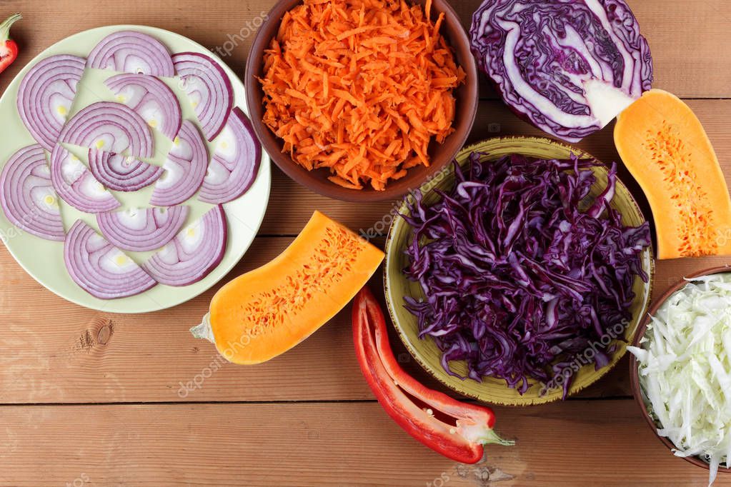 Verduras surtidas sobre un fondo de madera, col morada y verde ...