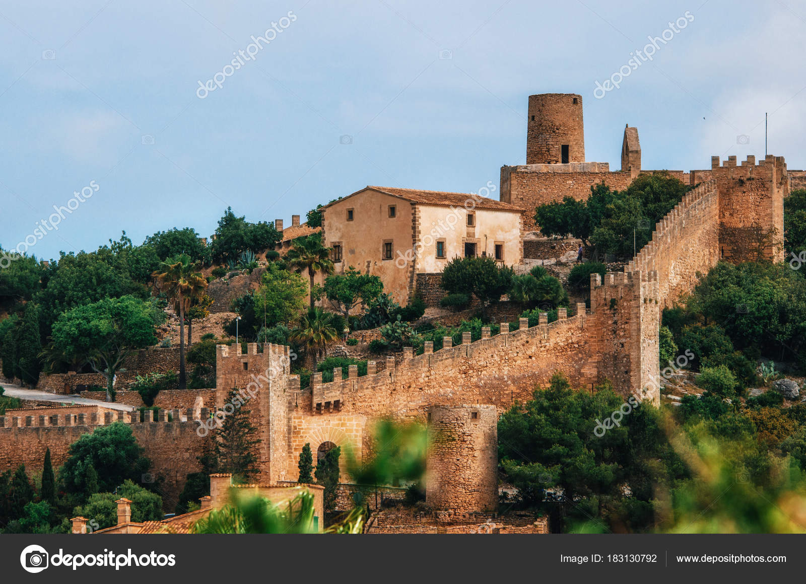 Castillo de Capdepera en colina verde en la isla de Mallorca, España ...