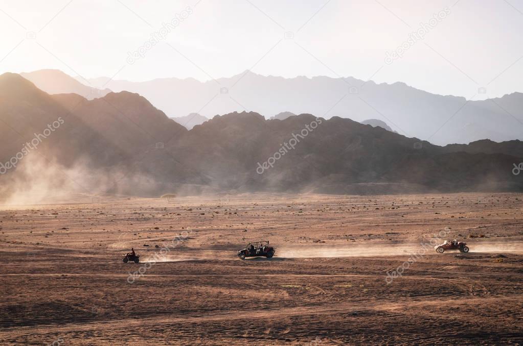 Carreras de quads Buggy y ATV en el desierto del Sinaí al atardecer ...