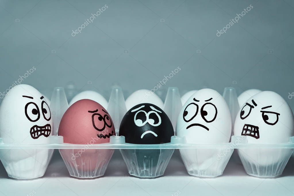 Rostros en huevos de pollo en forma de expresiones faciales, reflejando ...