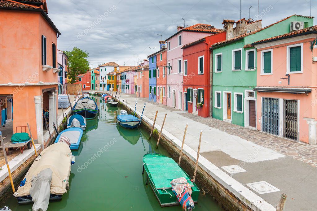 Vista nublada de la isla de Burano, famoso hito de Venecia, región del ...
