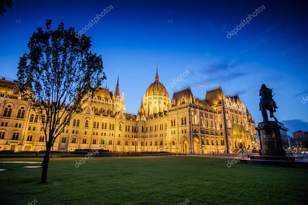 Budapest the capital of Hungary crossed by the Danube River — Stock ...