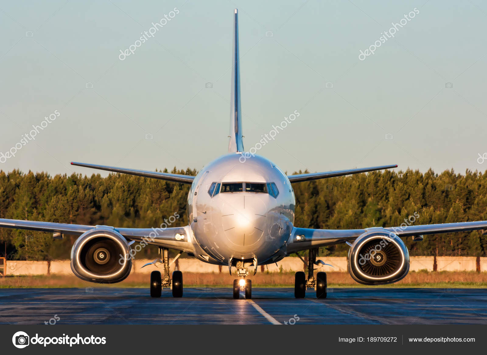 Front View Taxiing Airplane One Engine Running Stock Photo by ©dushlik ...