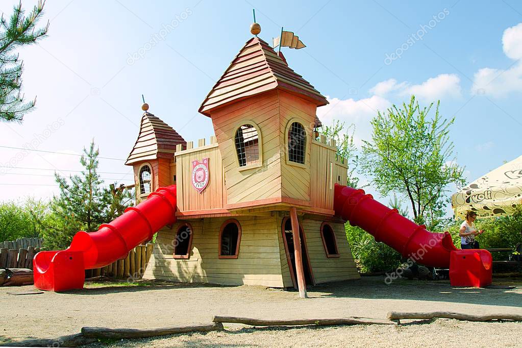 Castillo infantil con dos toboganes en el Parque Mirakulum. Región ...