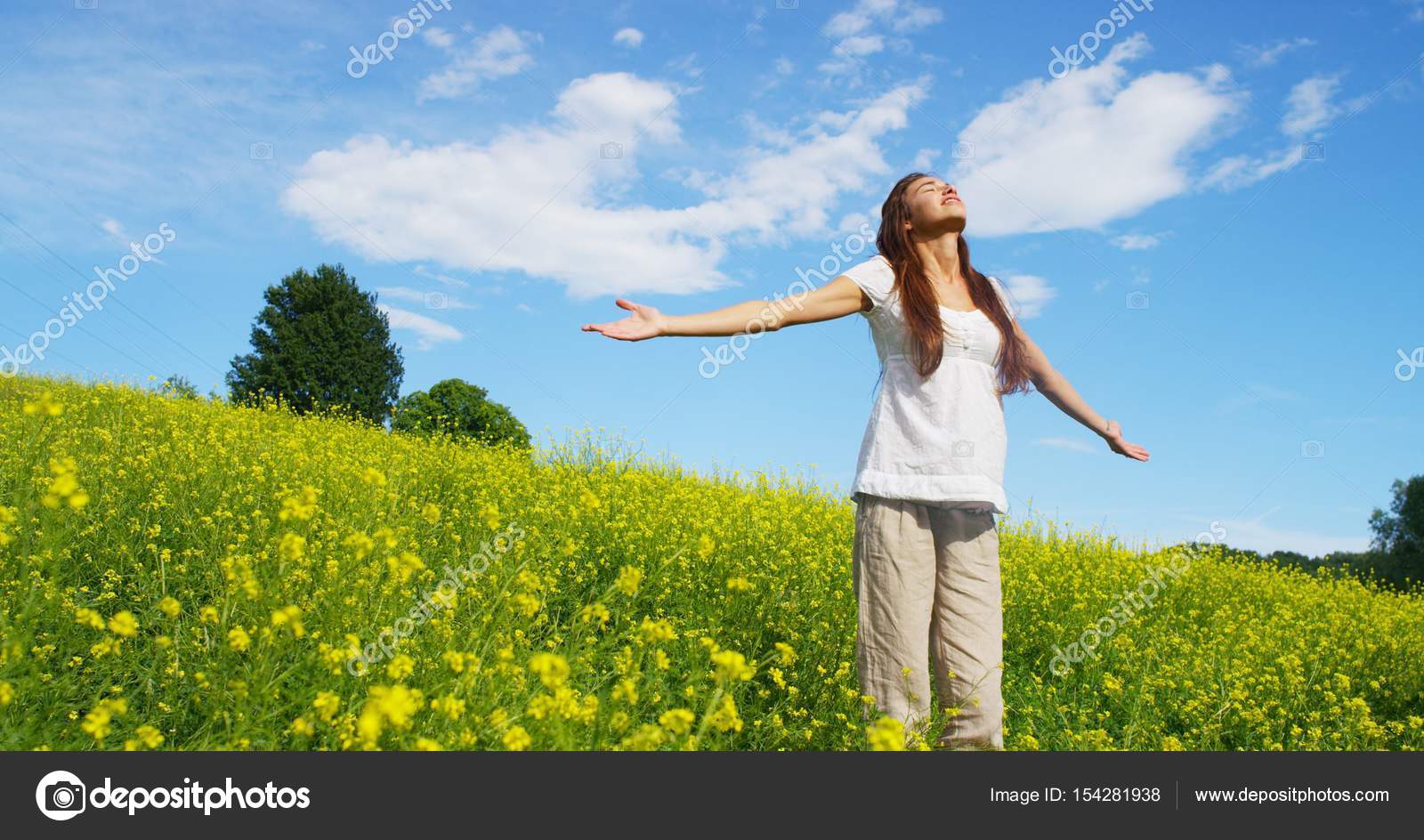 Par une belle journée ensoleillée, une femme est heureuse dans la ...