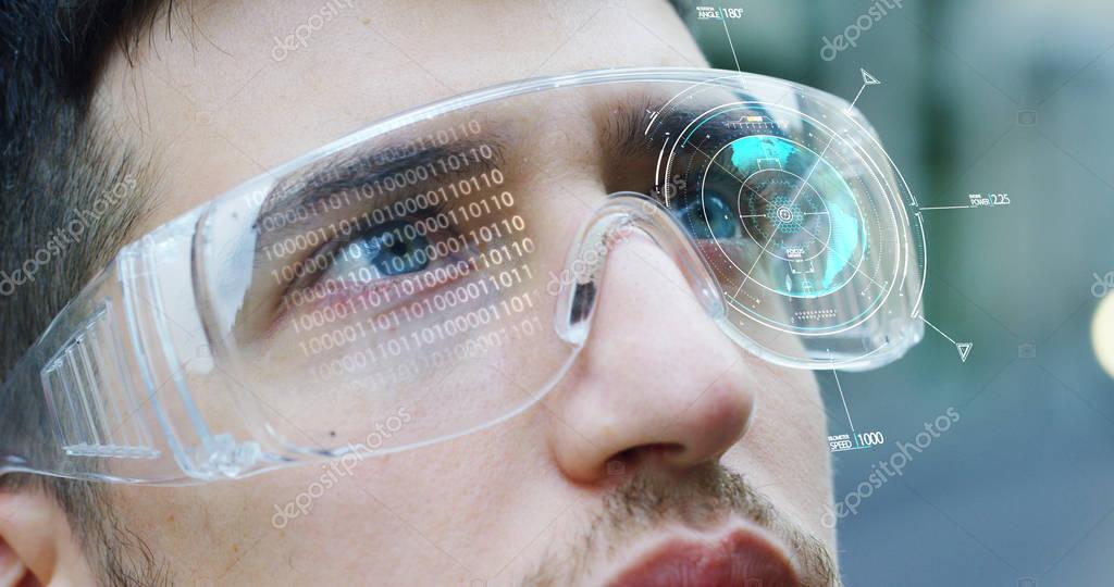 Un hombre mira con un aspecto futurista con gafas de realidad aumentada ...