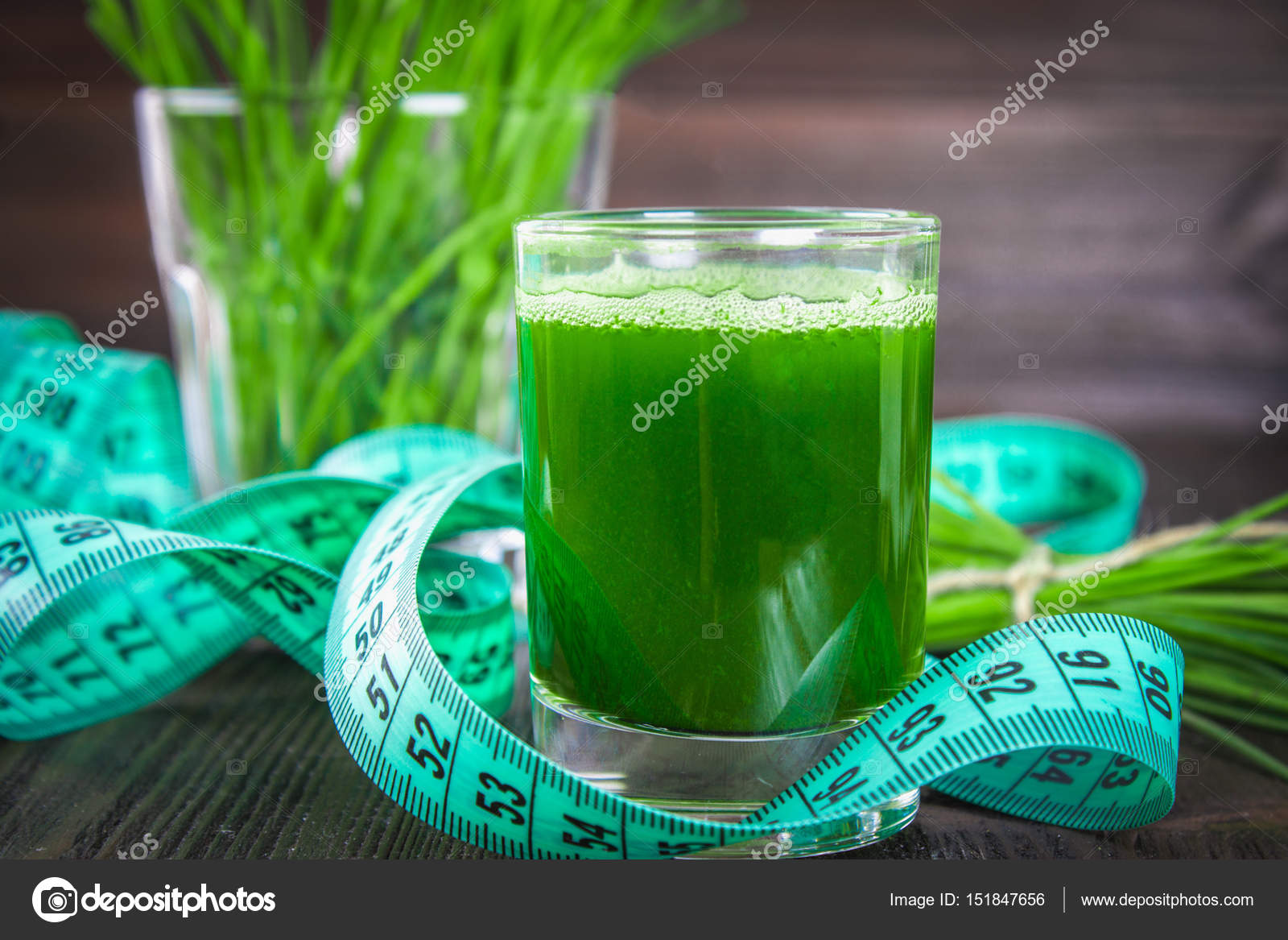 Wheatgrass shot. Juice from wheat grass. Trend of health. — Stock Photo ...