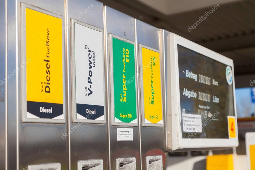 Shell gas station sign. — Stock Editorial Photo © huettenhoelscher ...