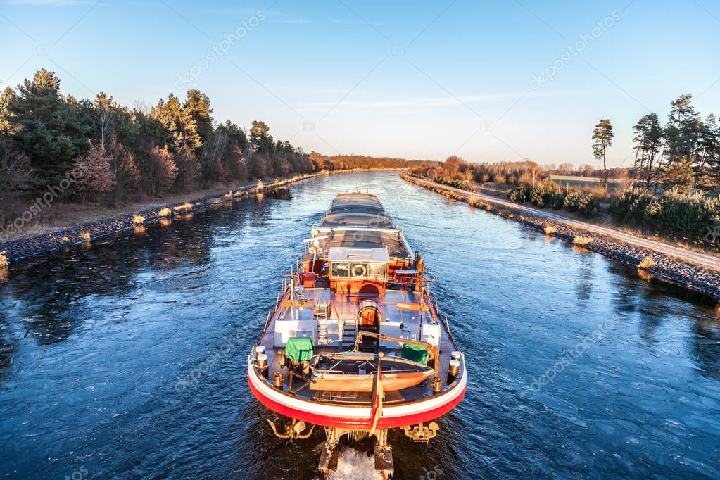 barco interior conduce un río del canal a lo largo 2022