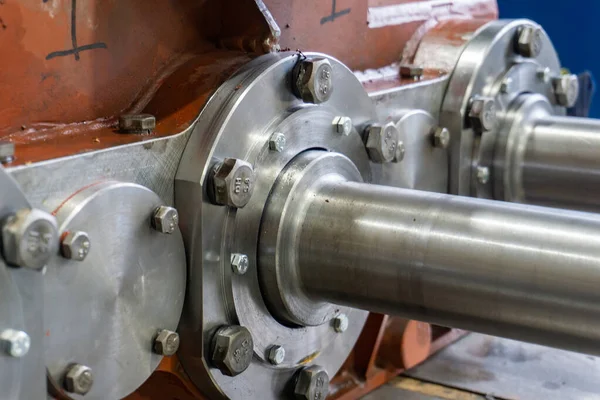 Gearbox assembly, spline shaft with bearing for transmitting the ...