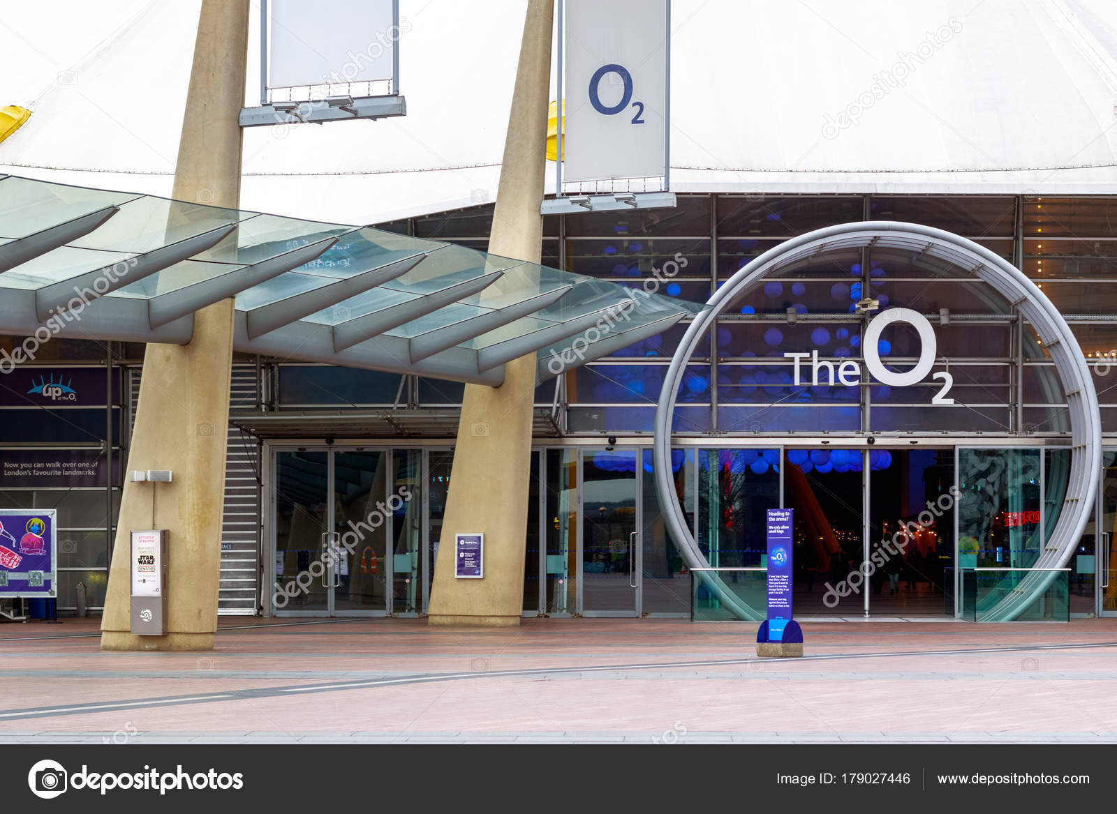Peninsula Square leading to The O2 Arena entrance in London – Stock ...