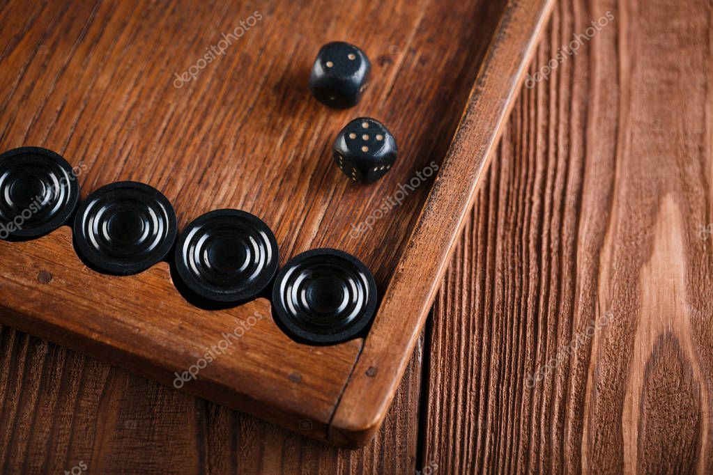 Backgammon. Campo de juego en un backgammon con cubos y contadores ...