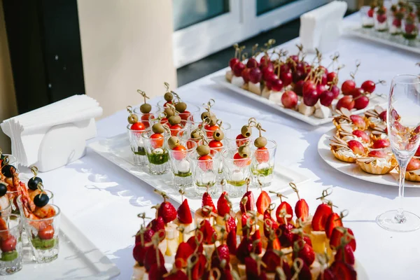 Buffet table with refreshments — Stock Photo © eto-pro-xii.yandex.ru ...