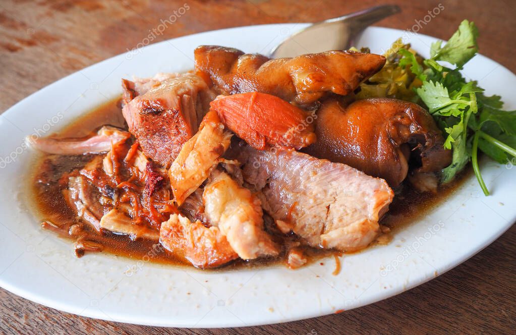 Comida tailandesa, pierna de cerdo estofada en un plato ovalado blanco ...