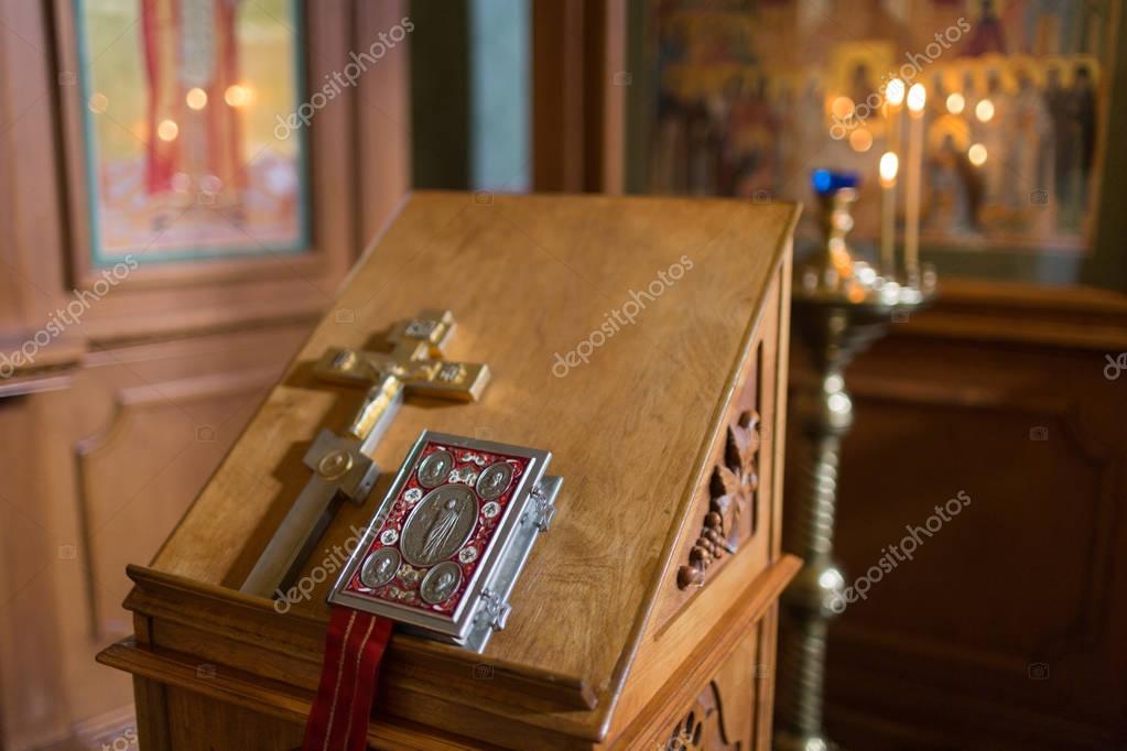 primer plano del altar. Interior de la Iglesia Ortodoxa en Pascua ...