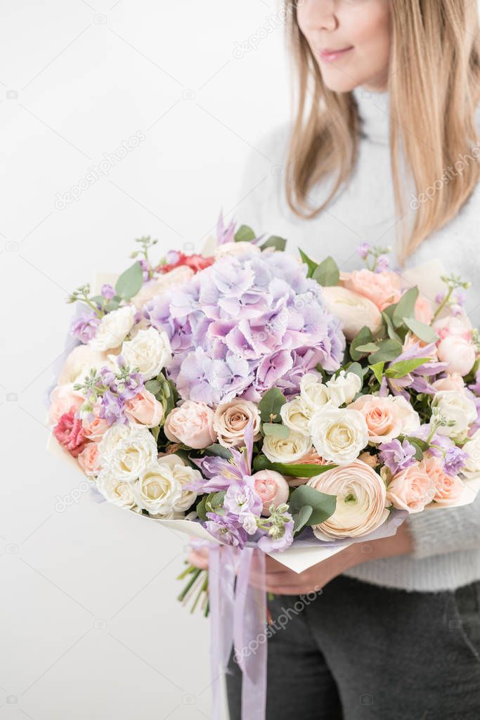 ramo lila y ligero de hermosas flores en las manos de las mujeres ...