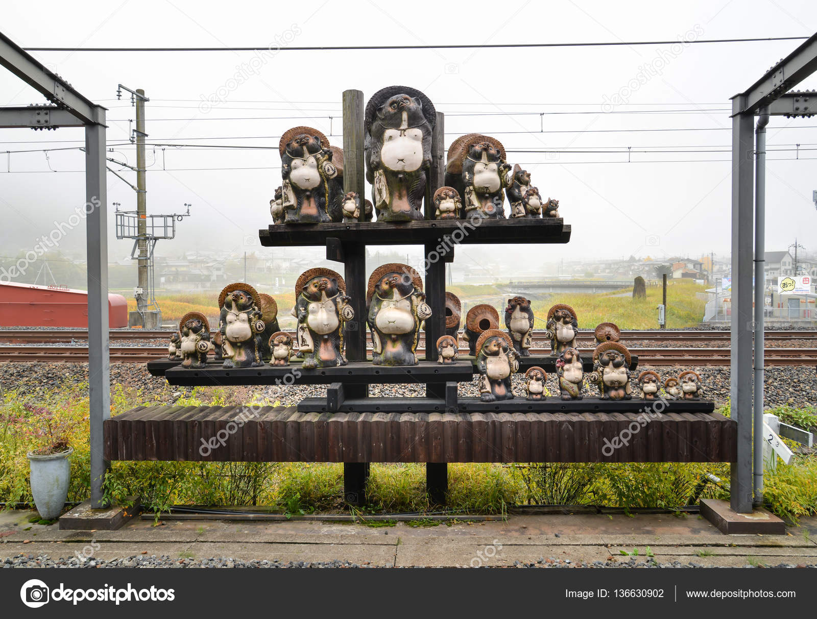 Tanuki at Sakano railway station at Kyoto, Japan — Stock Editorial ...