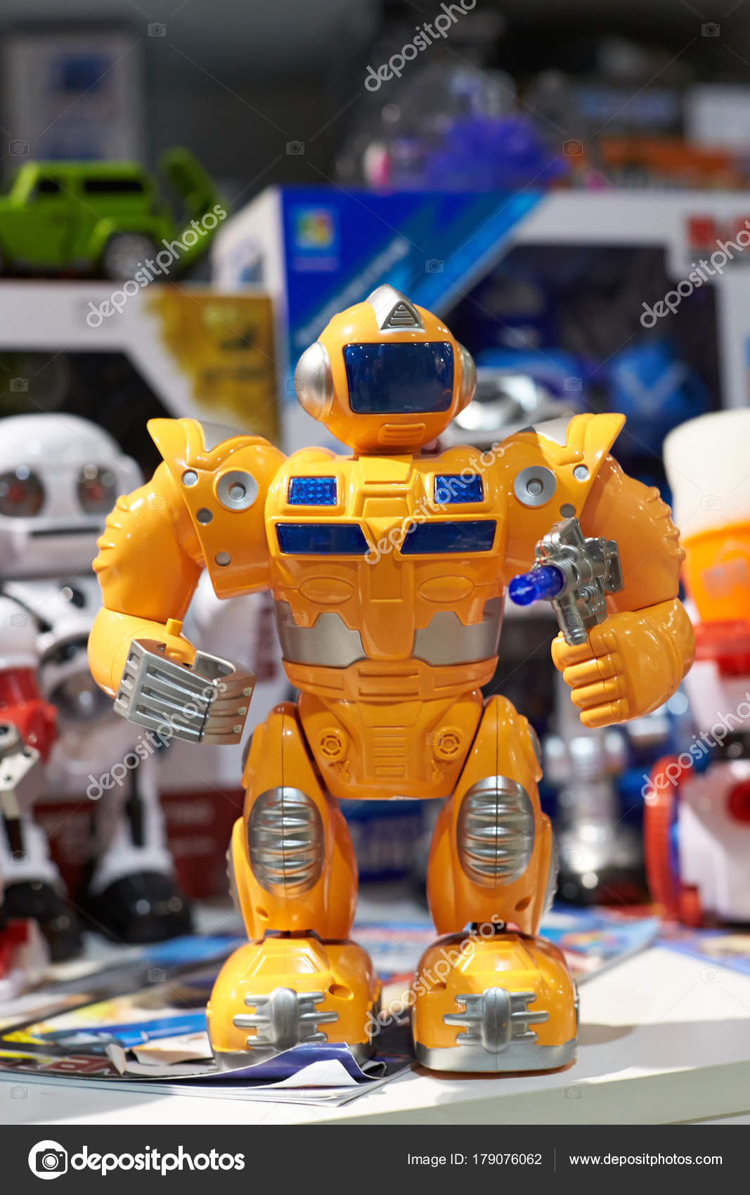 Toy yellow robot and other robots in the store. — Stock Editorial Photo ...
