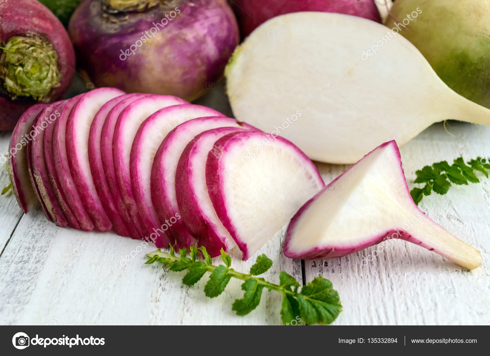 Beberapa jenis lobak di meja kayu putih. Bumbu vitamin yang berguna ...