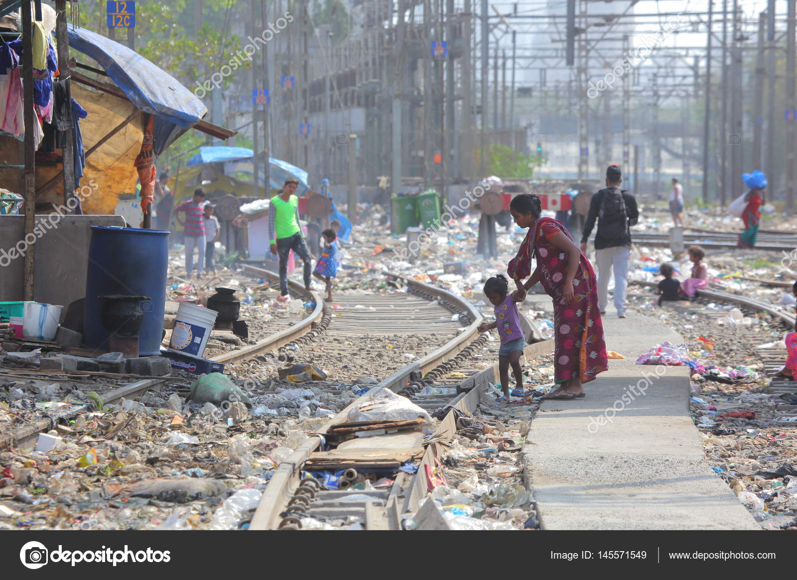 People Inside Dharavi slums — Stock Editorial Photo © YuryBirukov ...