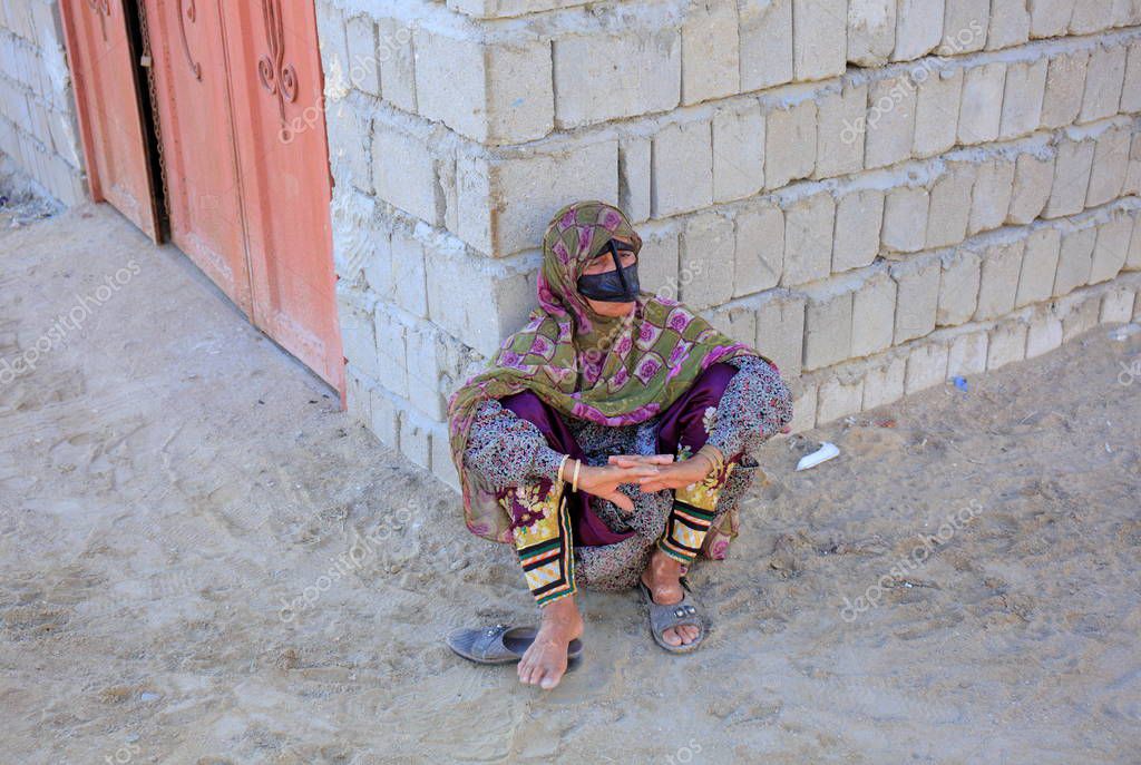 Primer plano de la batoola, una bufanda negra que cubre la cara, que es ...