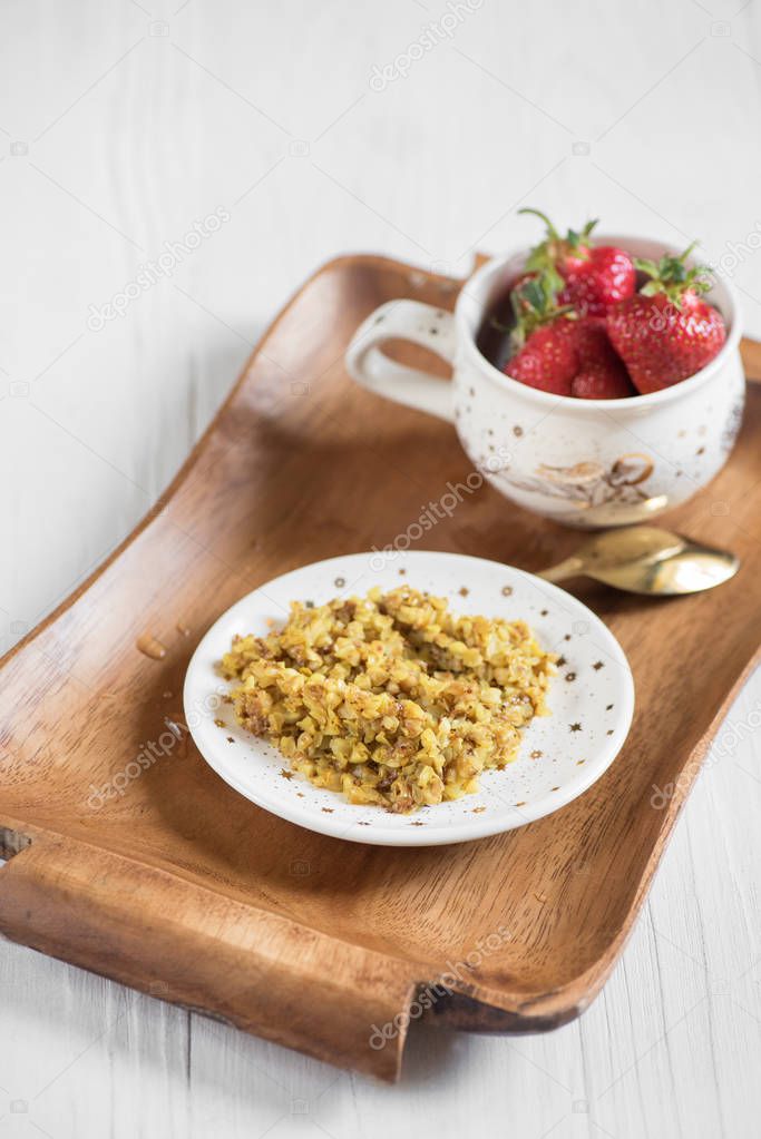 El desayuno útil en la bandeja, la papilla de trigo sarraceno y la stra ...