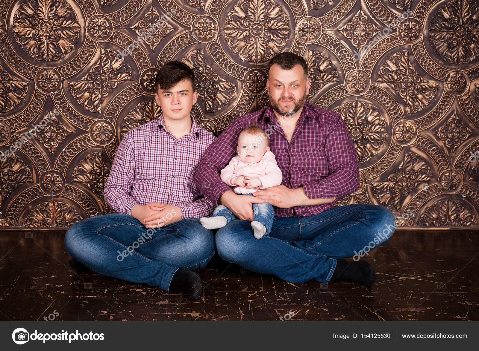 A strong friendly family keeps together and helps each other — Stock ...