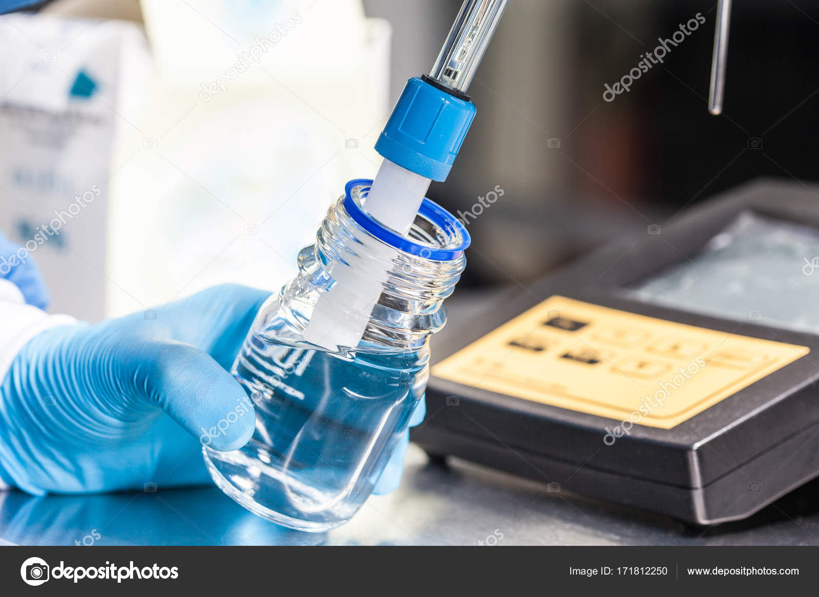 Científico usando un medidor ph: fotografía de stock © anamejia18 ...