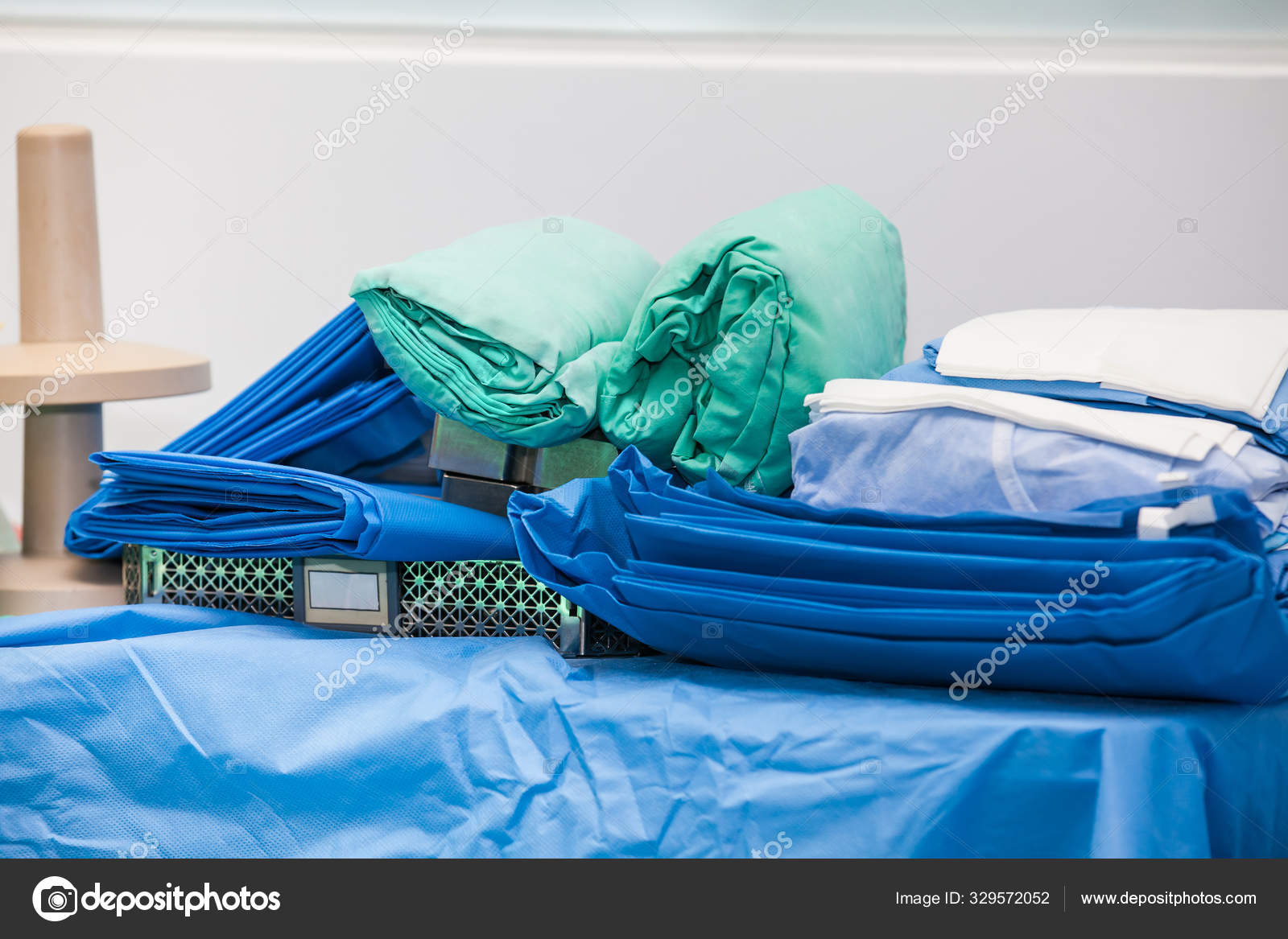 Material estéril y ropa lista para un procedimiento quirúrgico en un ...