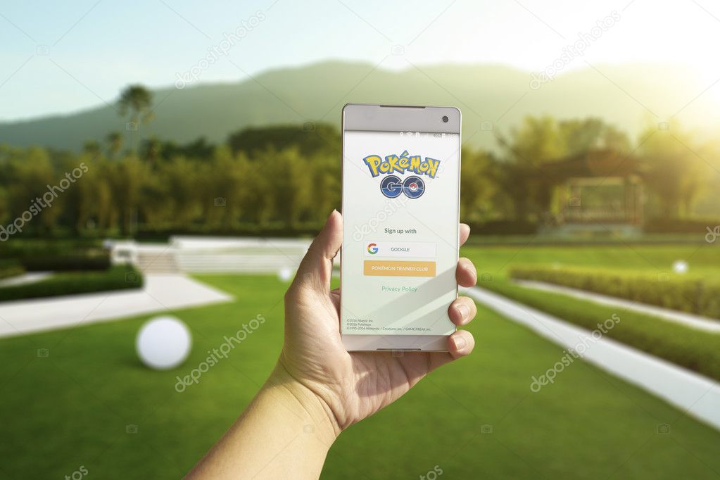 Pokemon Go on screen of smartphone – Stock Editorial Photo ...